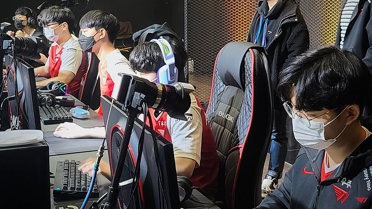 T1 became the first team ever that ended the LCK regular season without ...