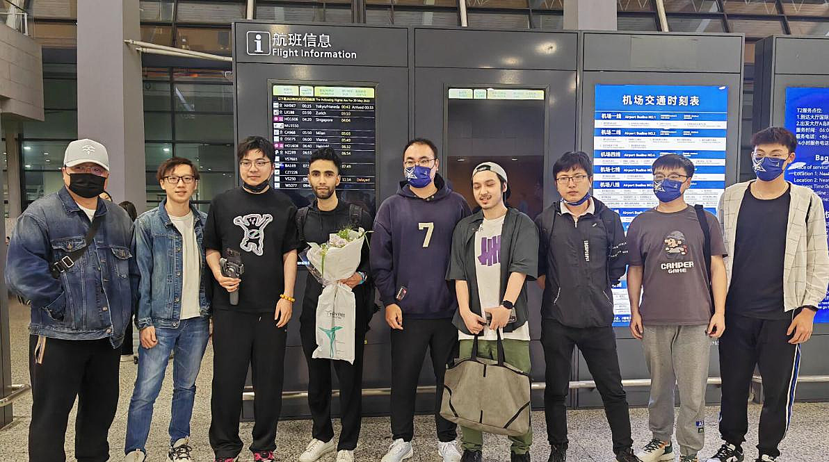 SumaiL прибыл в Китай. Aster встретила игрока с цветами — Escorenews