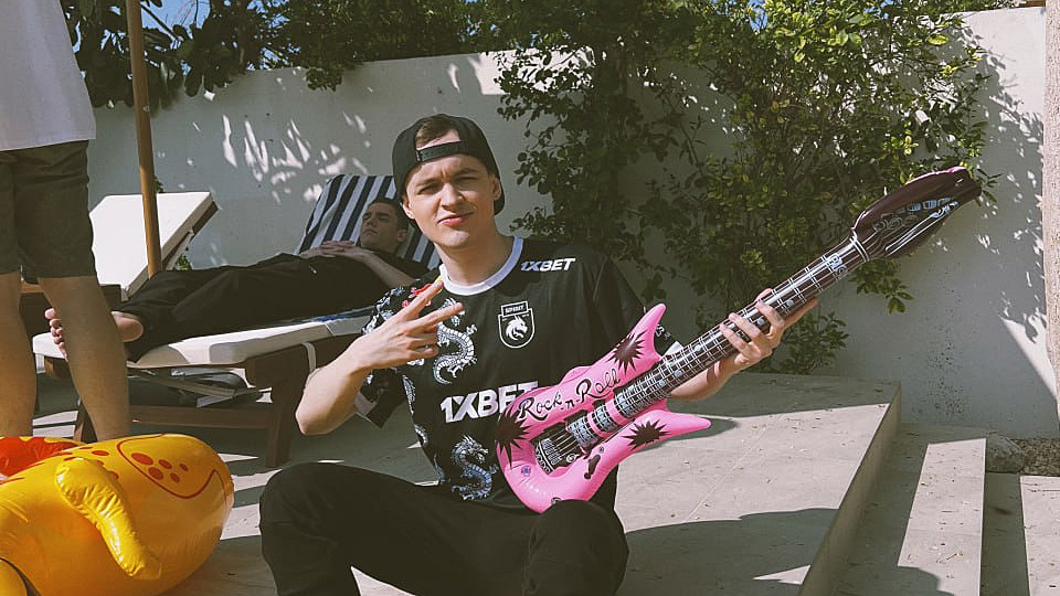 ArtFr0st: "Sometimes, I need to support donk instead of doing something ...