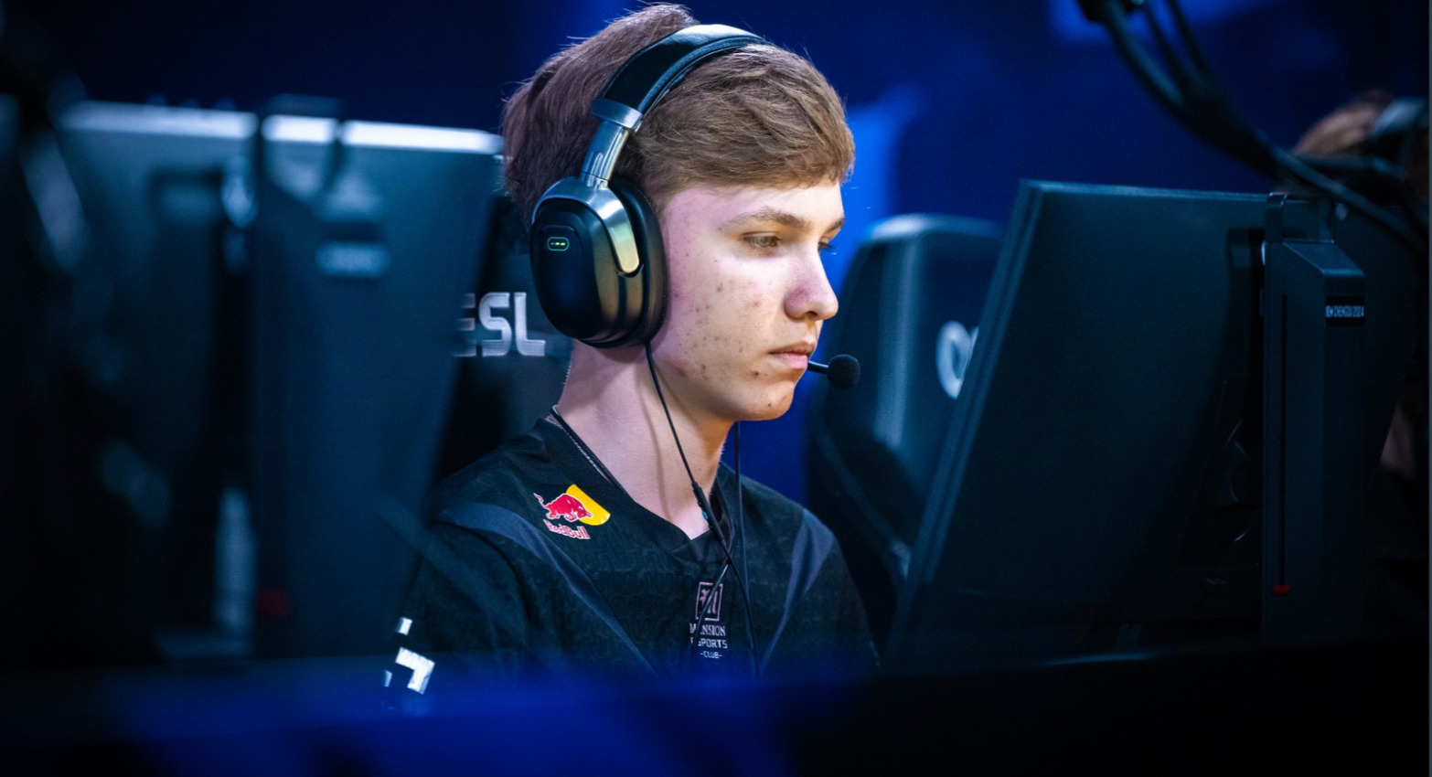 M0NESY поздоровался с китайскими фанатами — они моментально окружили ...