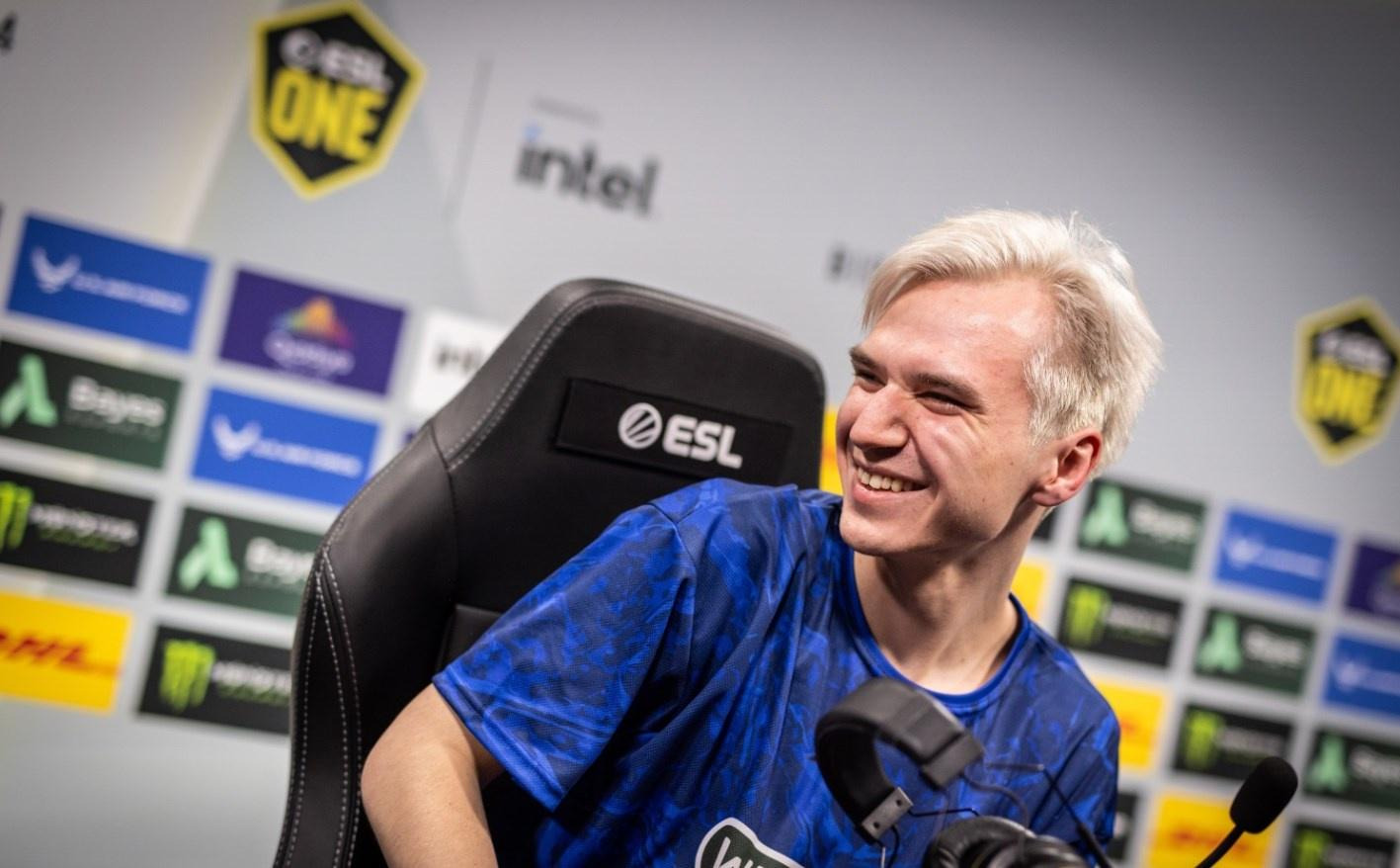 Pure: «Единственный, кого можно смотреть, — stariy_bog» — Escorenews