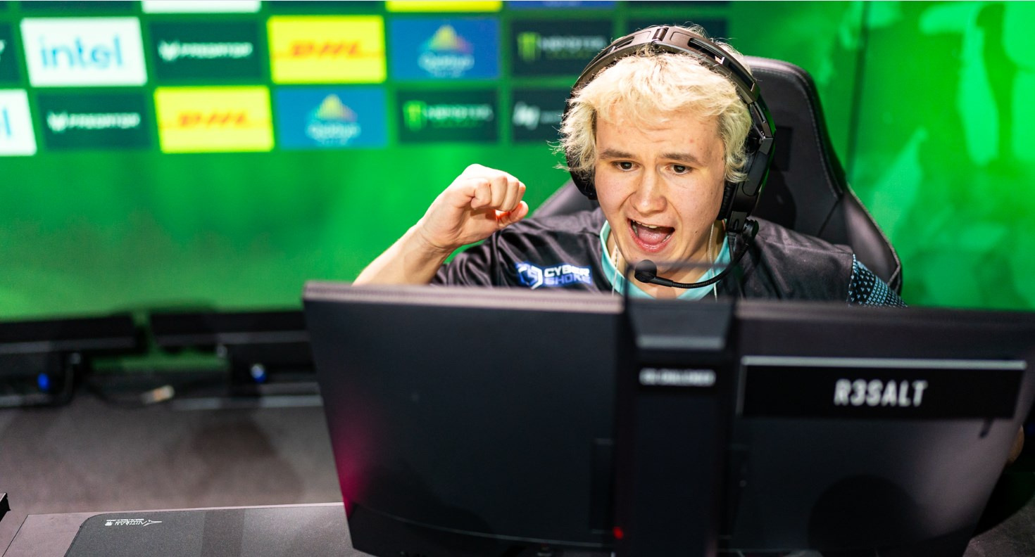 R3salt показал, как тренируется рисовать стикер для китайского мейджора ...