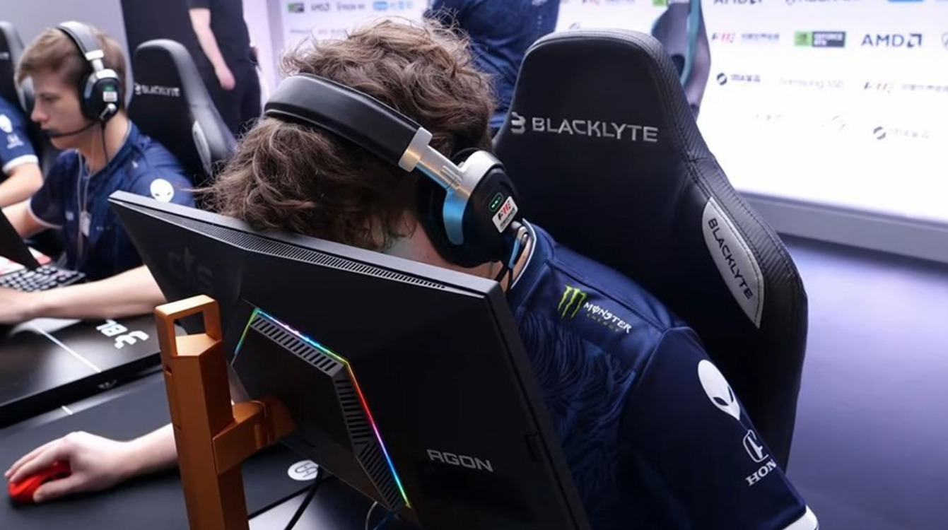 YEKINDAR объяснил, почему сидит так близко к монитору — Escorenews