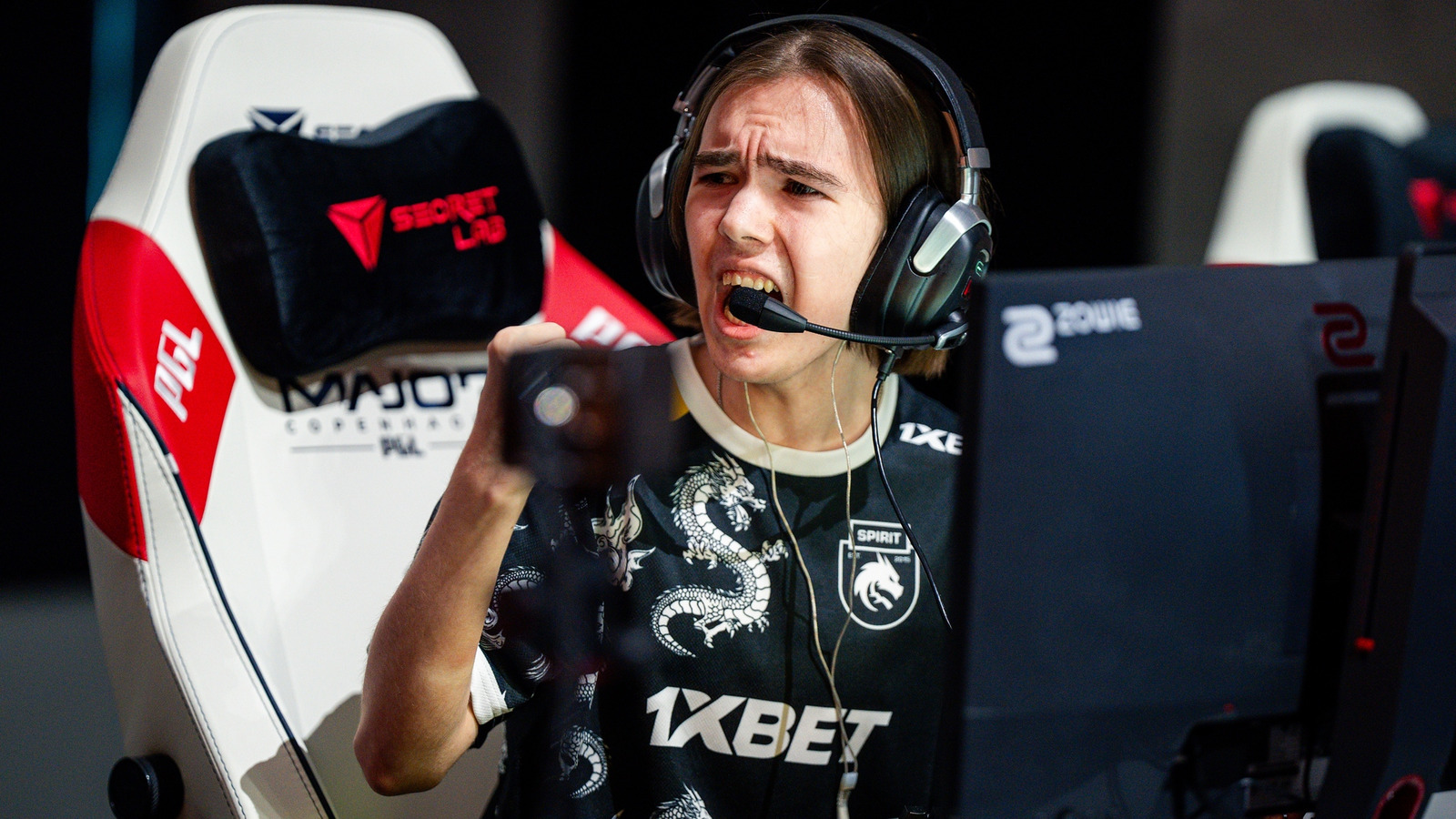 Donk сделал два эйса на одной карте мейджора — он повторил рекорд ...