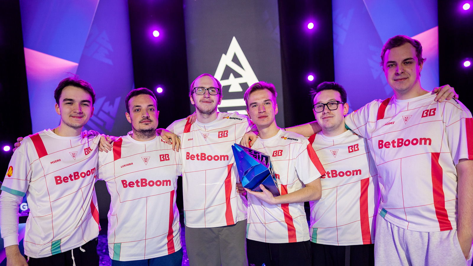 «Ты мне дороже рапиры». Игроки BetBoom Team поздравили комьюнити с Днём всех влюблённых — Escorenews