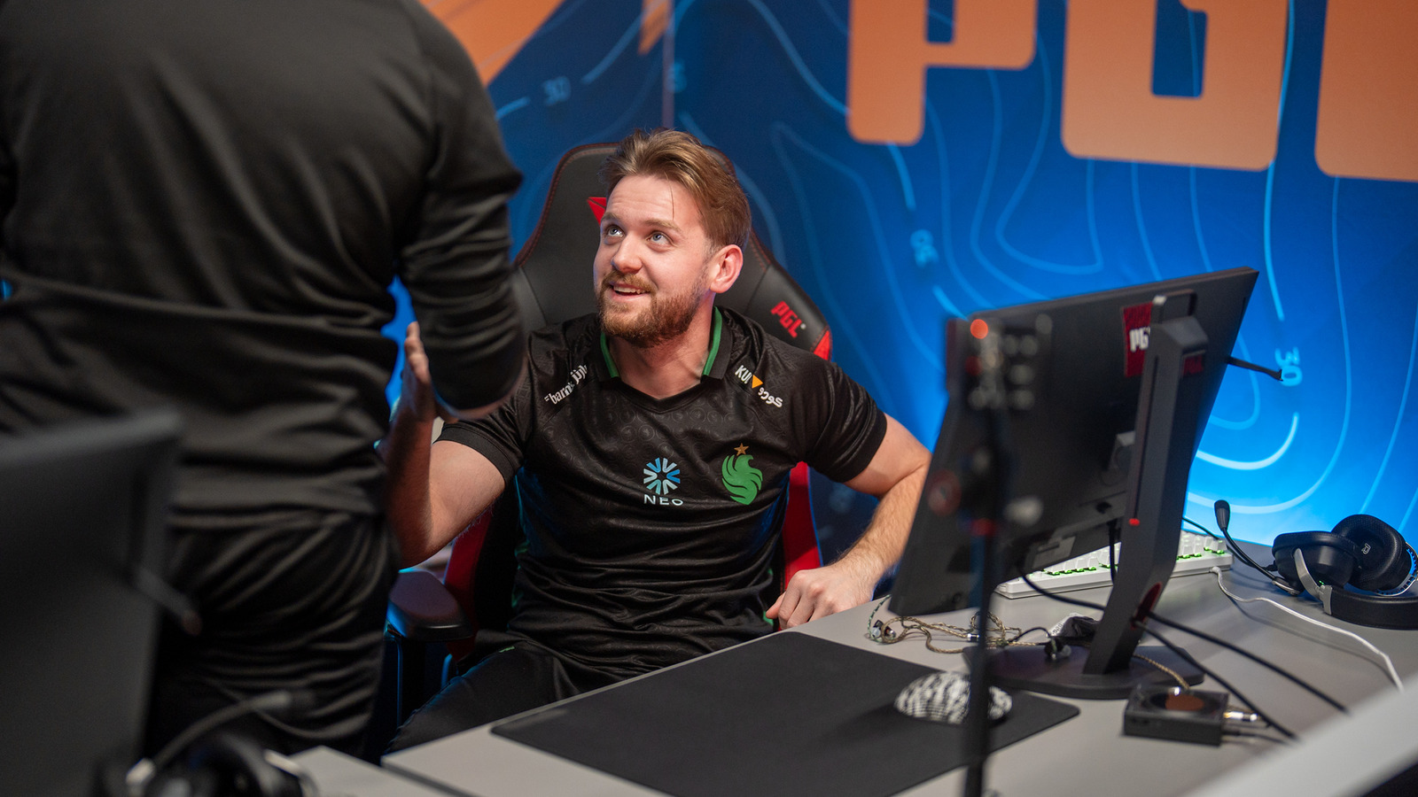 NiKo в шутку предложил кикнуть капитана Falcons, чтобы тот выиграл ...