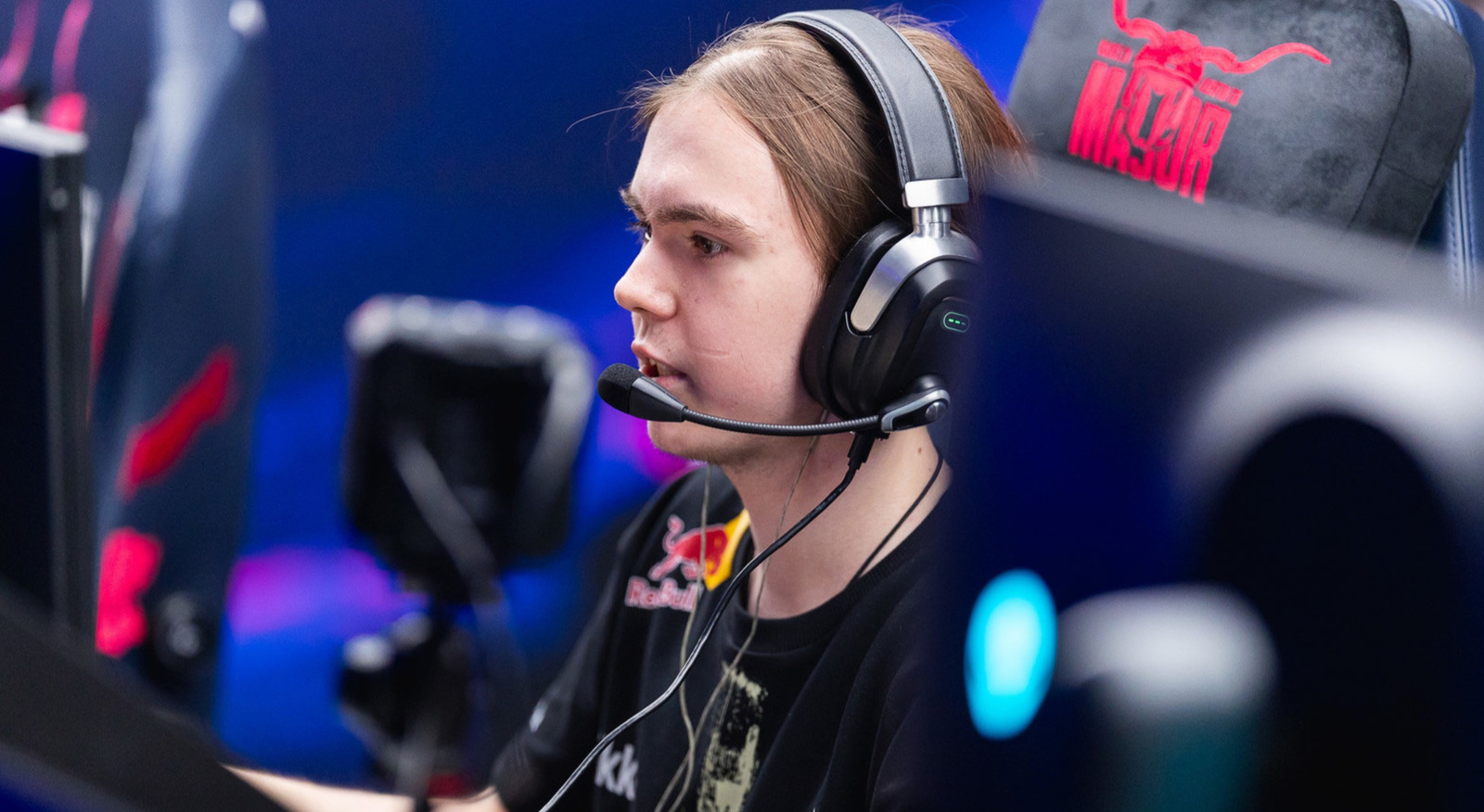 Donk подарил Эвелону статуэтку с премии HLTV Awards — Escorenews