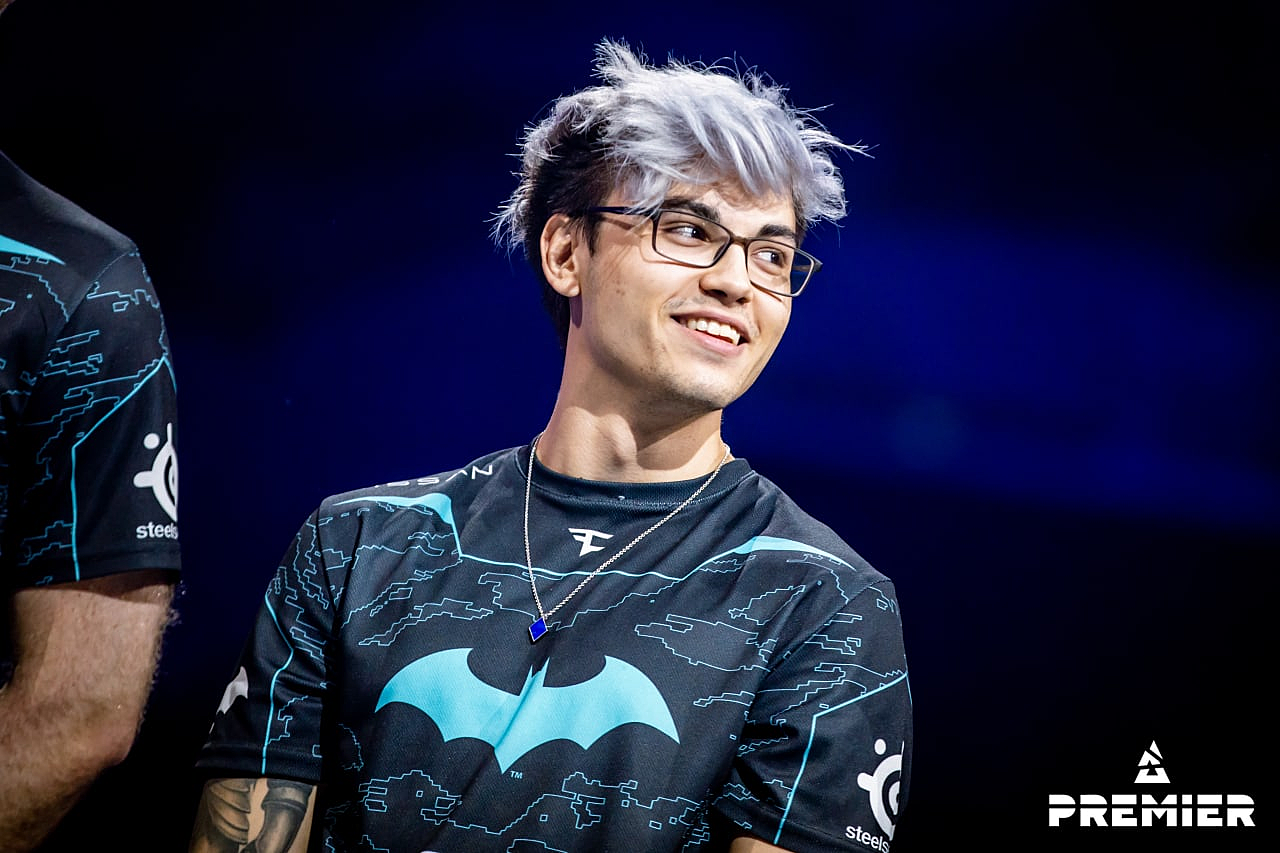 FaZe показала новую форму с логотипом Бэтмена. В роли героя оказался ...