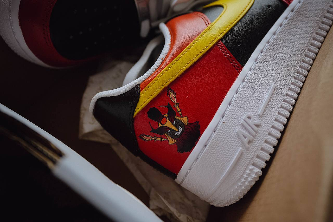 Игрокам BetBoom подарили кроссовки Nike Air Force 1 Low с героями из ...