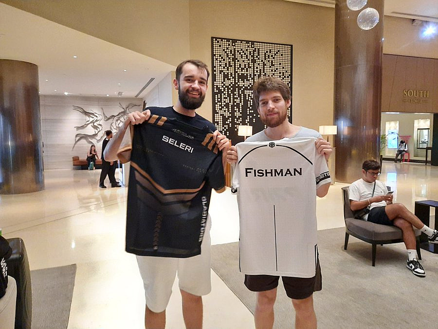 Seleri и Fishman обменялись футболками после матча Gaimin Gladiators и Entity на The Lima Major ...