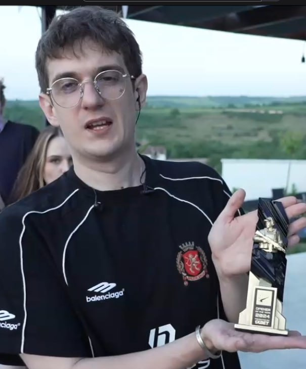 Donk gives away his HLTV Award as birthday present for streamer ...